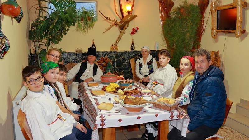 Elevii și profesorii Școlii Gimnaziale Alexandru Roman din Aușeu ...